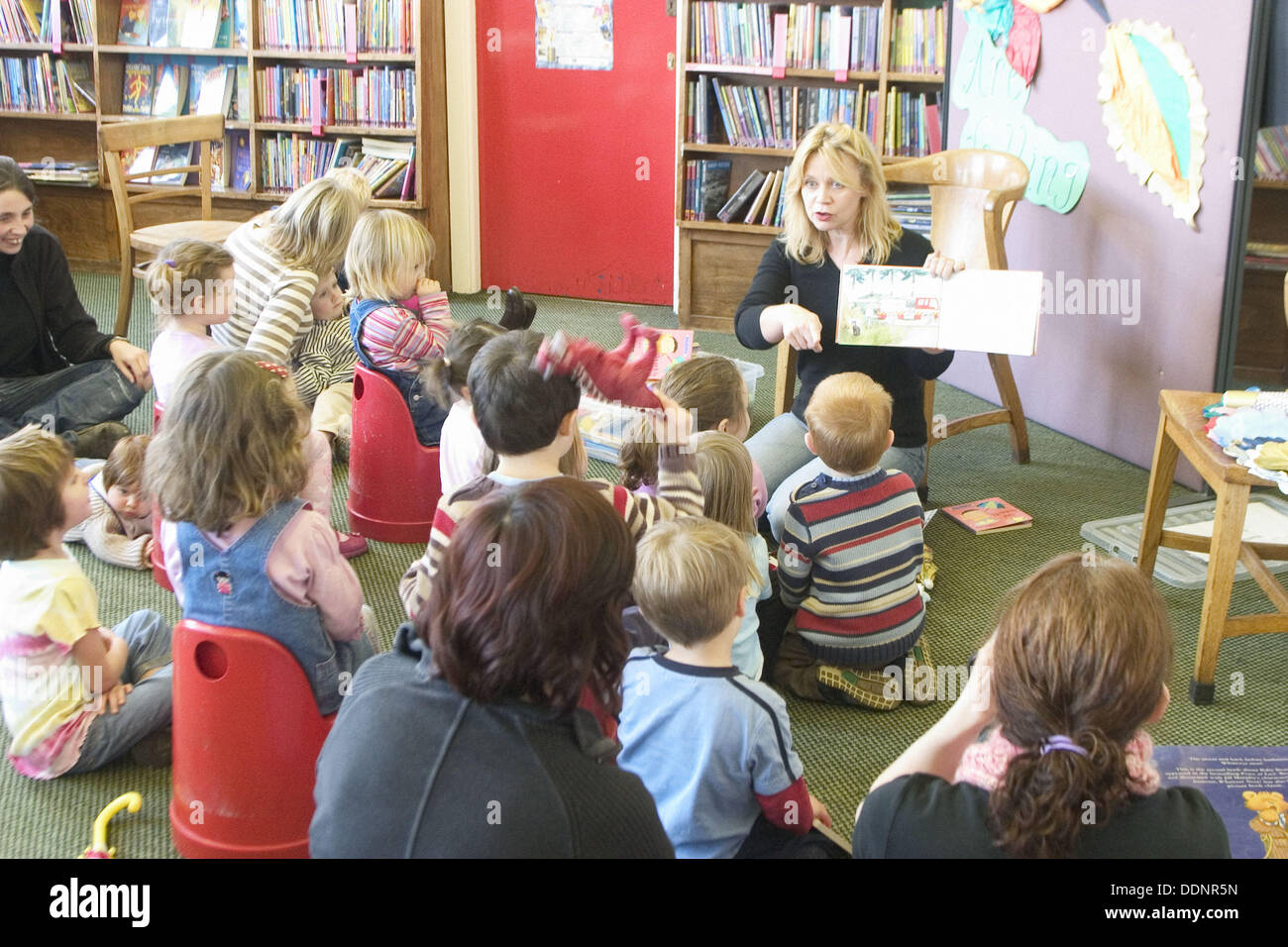 Library story telling children hi-res stock photography and images - Alamy