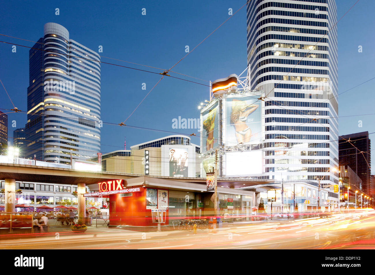 Dundas street east hi-res stock photography and images - Alamy