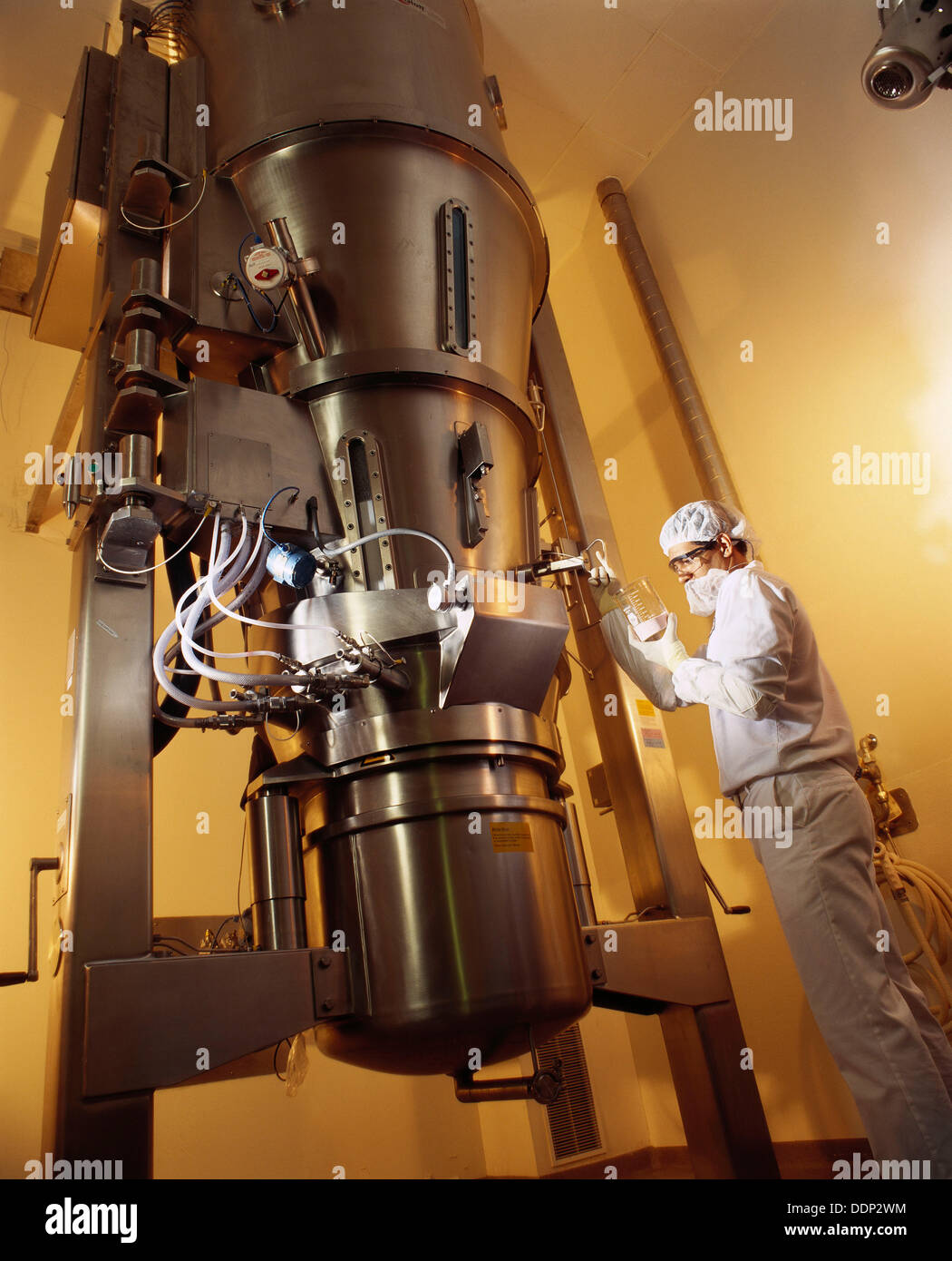 Pharmaceutical manufacturing machine hi-res stock photography and ...