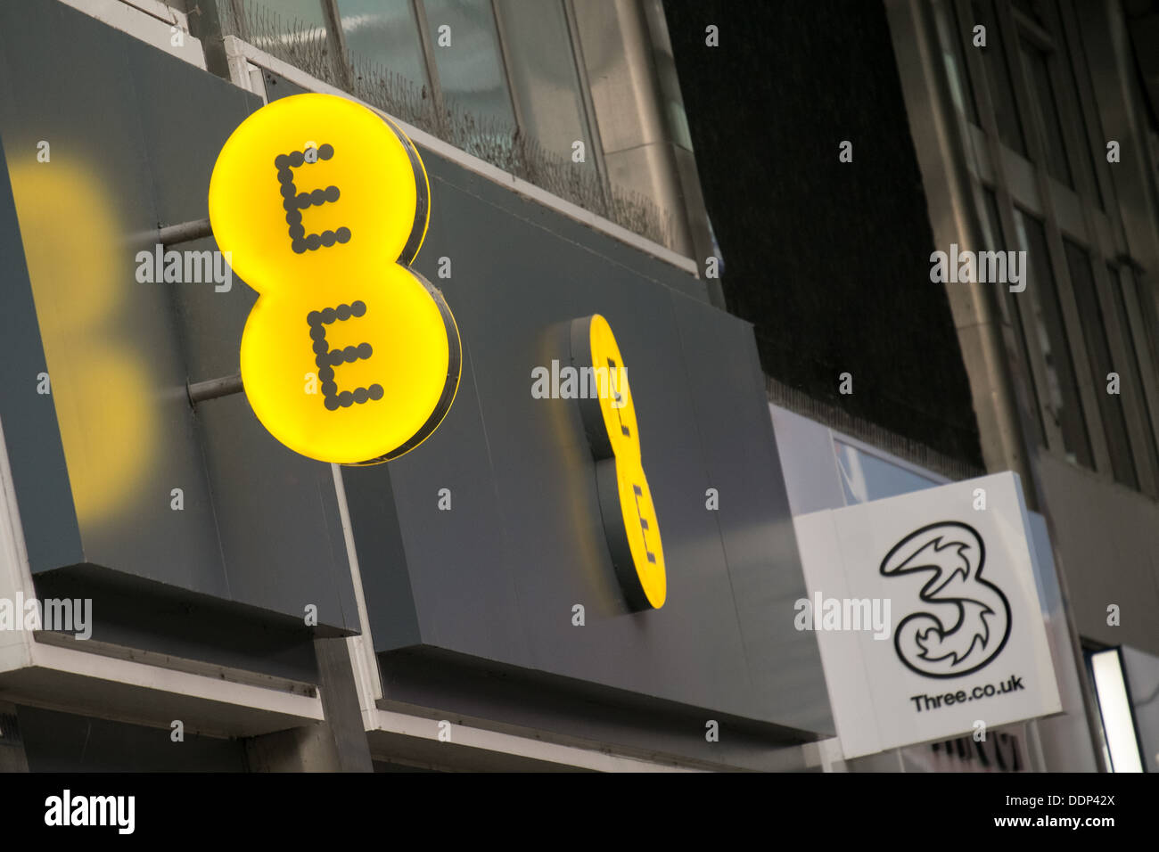 Ee store sign hi-res stock photography and images - Alamy