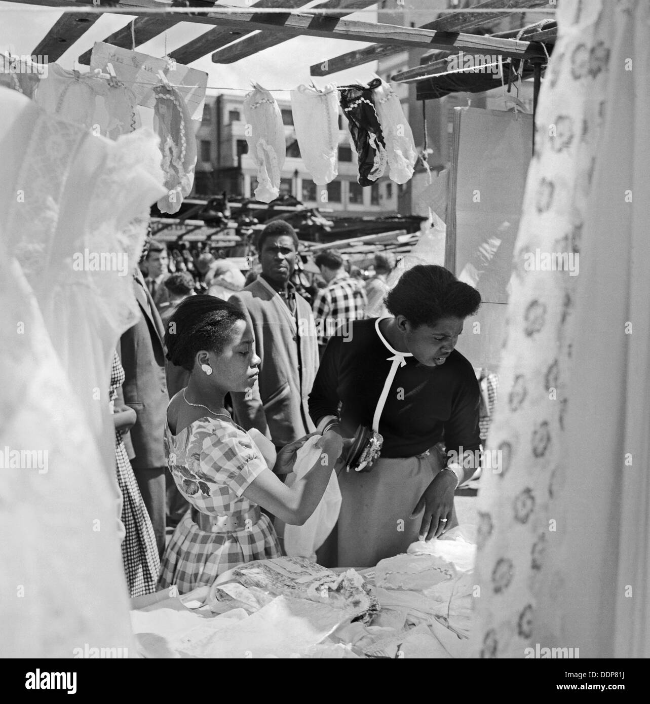 English women 1940s hi-res stock photography and images - Alamy