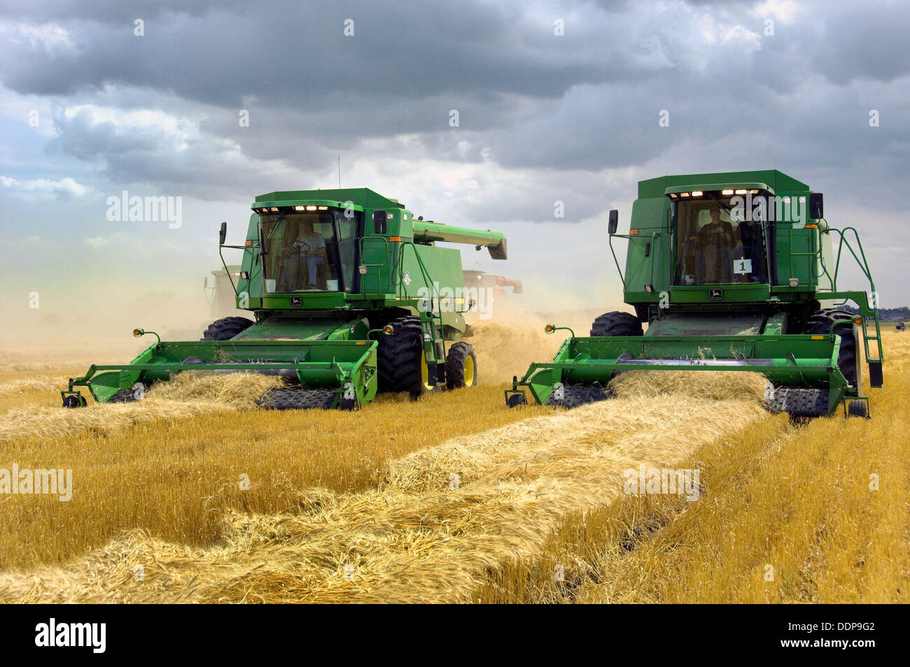 Two john deere combines harvest hi-res stock photography and images - Alamy