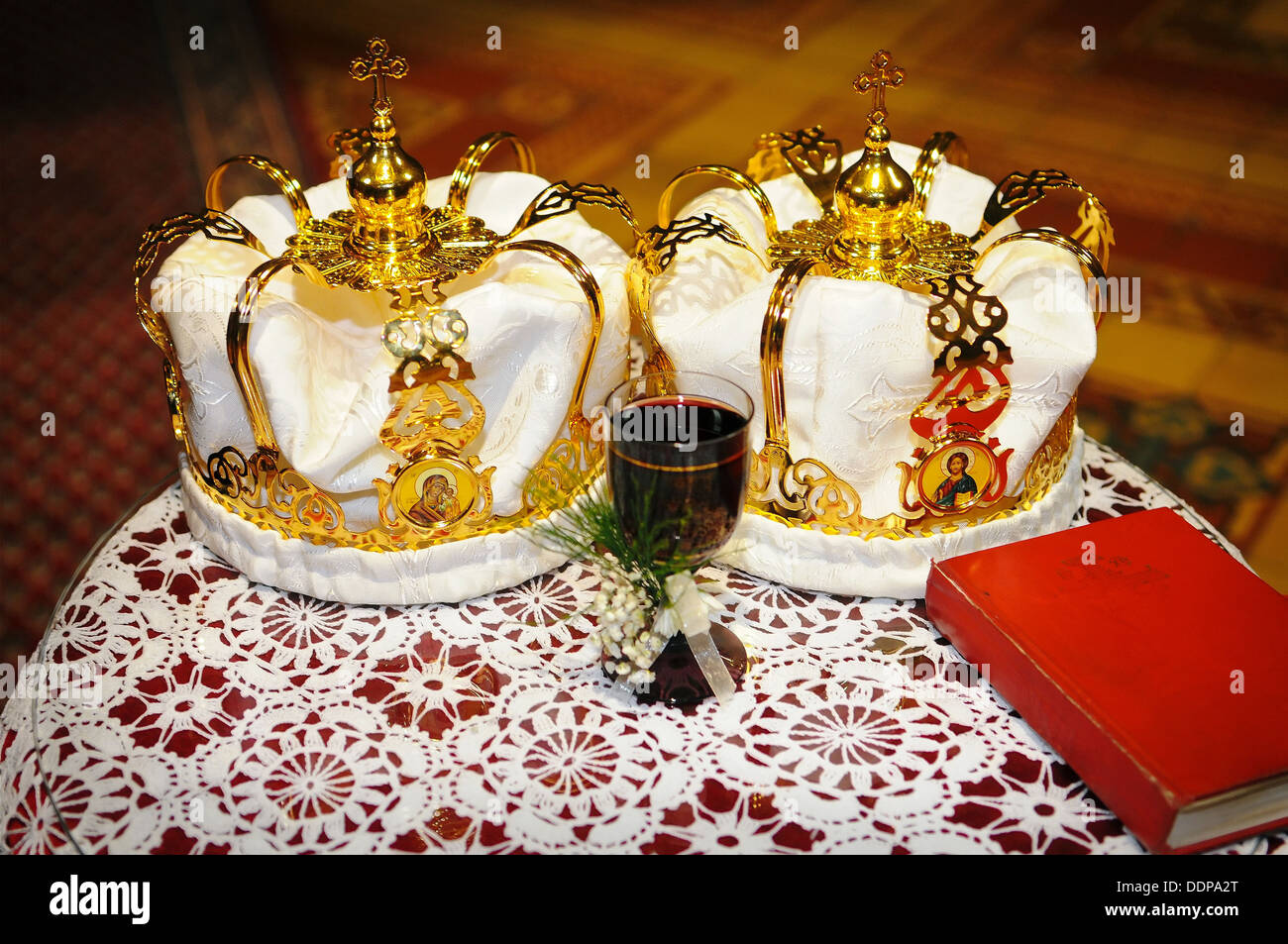 Two red crowns hi-res stock photography and images - Alamy