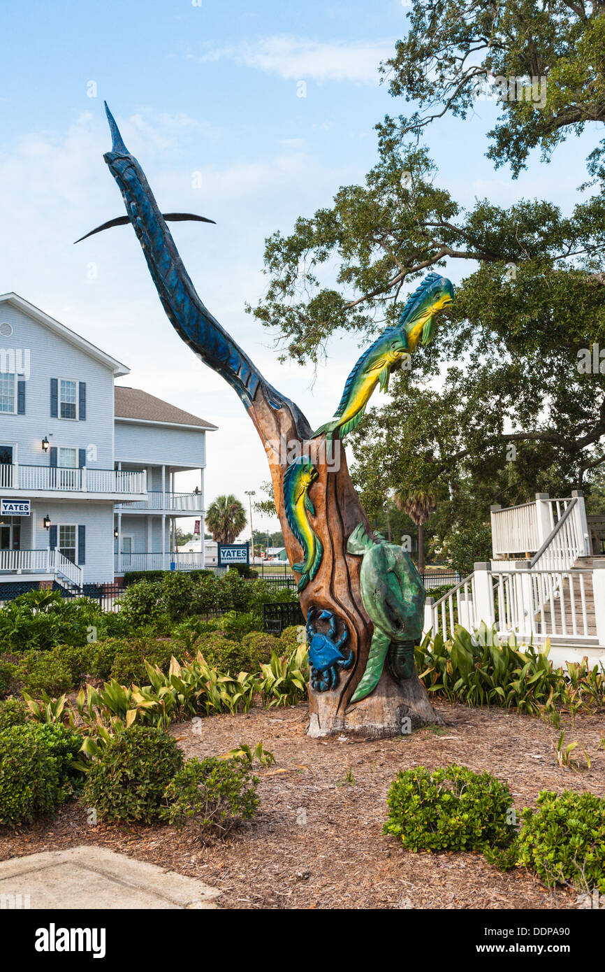 Sculptures of wildlife by Dayton Scroggins carved from tree trunks ...