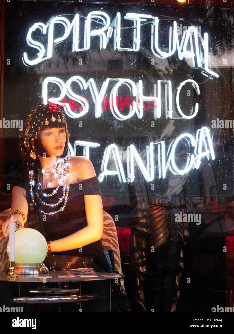 Psychic storefront hi-res stock photography and images - Alamy