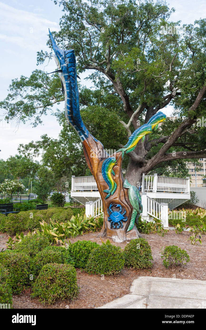 Sculptures of wildlife by Dayton Scroggins carved from tree trunks ...