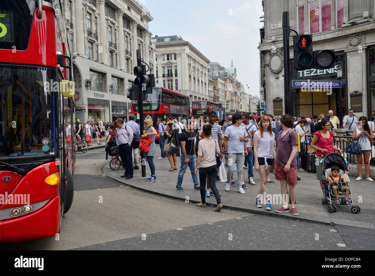 Busy London streets Stock Photo - Alamy