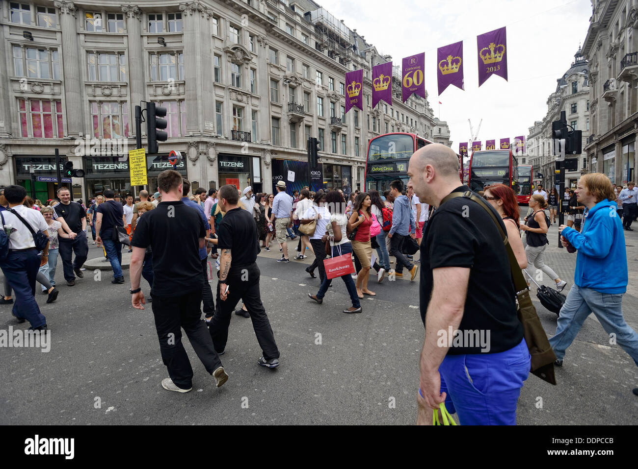 Crowded street london hi-res stock photography and images - Alamy