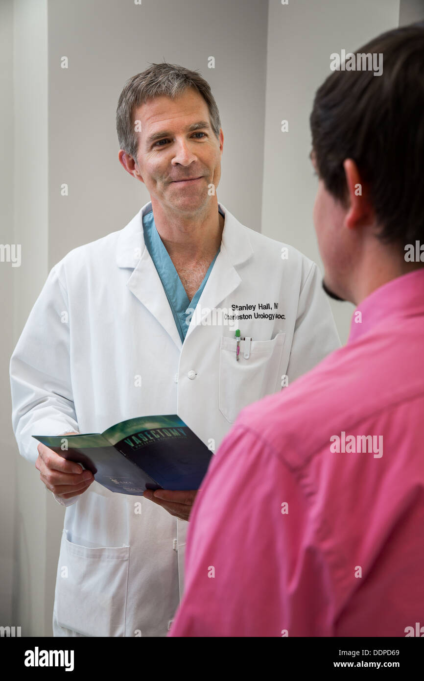 Doctor consult patient hi-res stock photography and images - Alamy