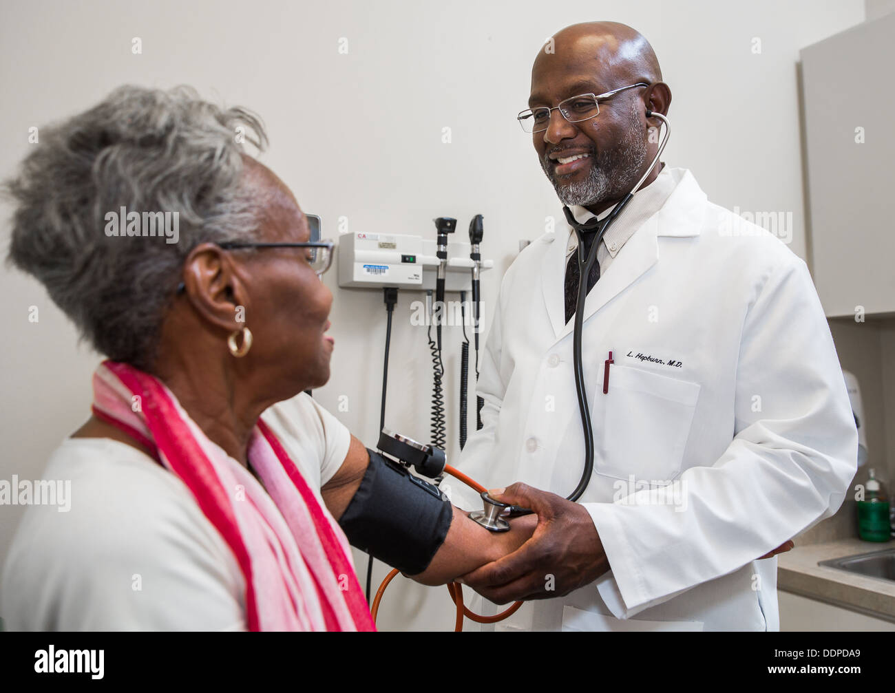 Doctor patient blood pressure hi-res stock photography and images - Alamy