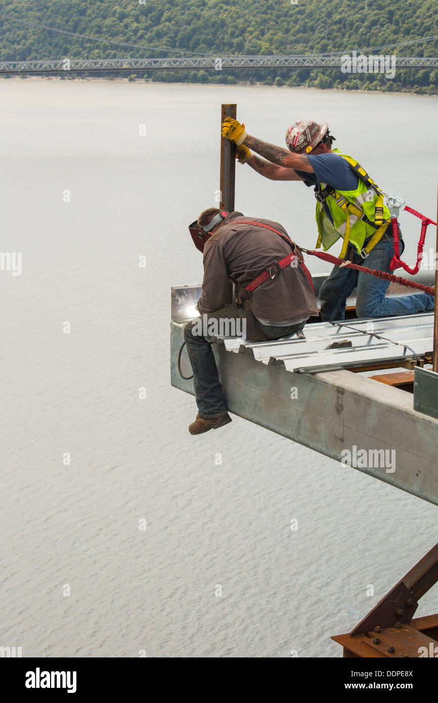 Construction workers on Hudson River pedestrian bridge Stock Photo - Alamy