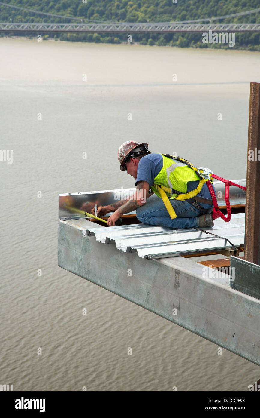 Construction workers on Hudson River pedestrian bridge Stock Photo - Alamy