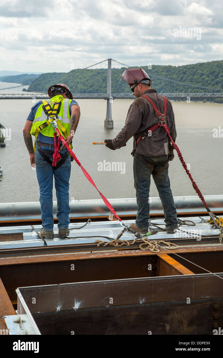 Construction workers on Hudson River pedestrian bridge Stock Photo - Alamy