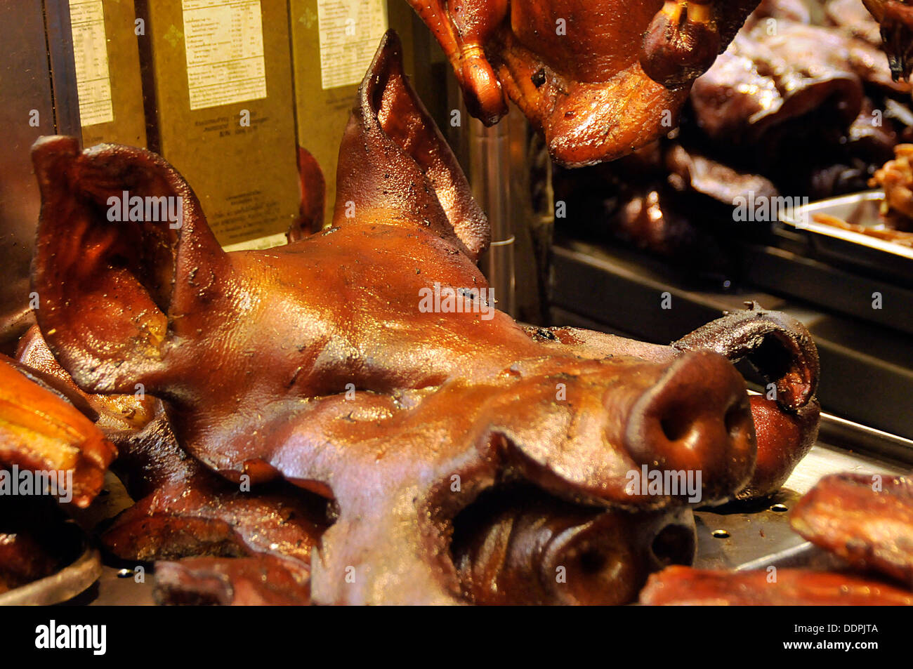 Close up of pigs head hi-res stock photography and images - Alamy