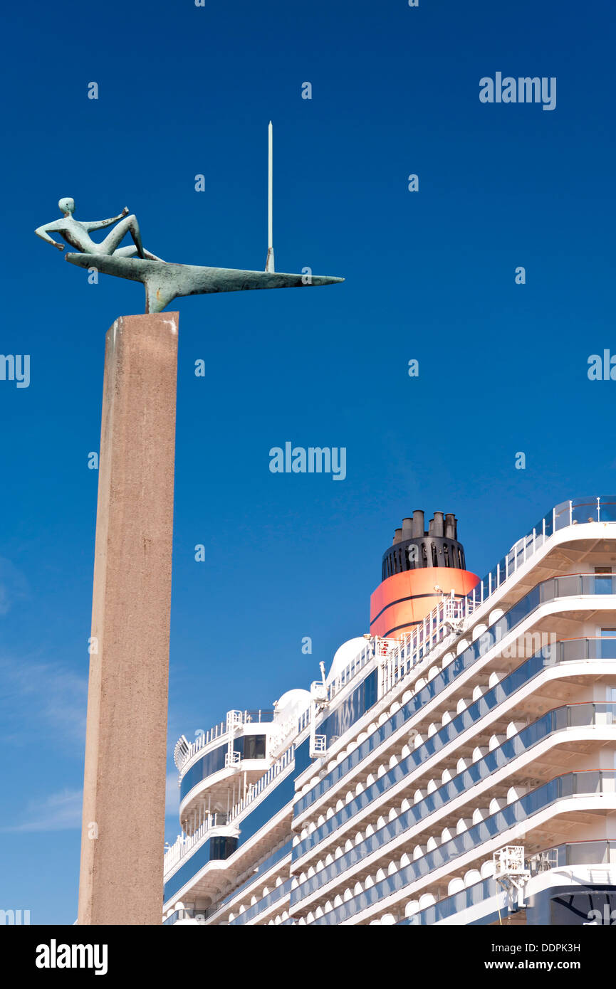 Cruiser Queen Elizabeth in Port of Kiel, Germany, 24.07.12 Stock Photo ...