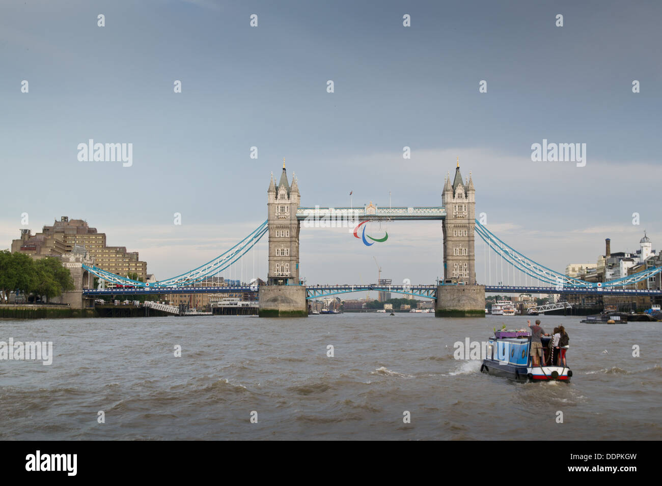Bridge barge hi-res stock photography and images - Alamy