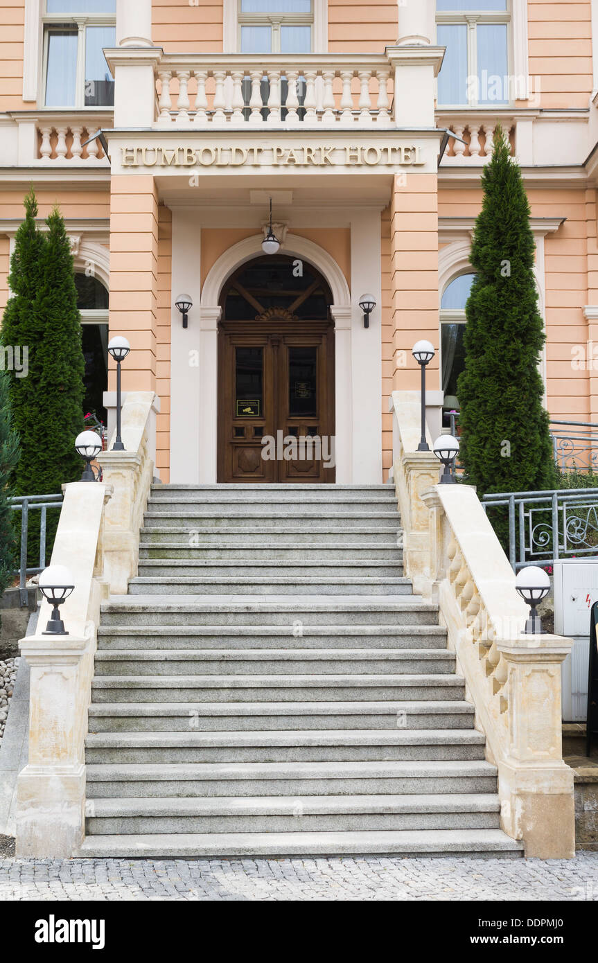 Apartment building exterior steps hi-res stock photography and images ...