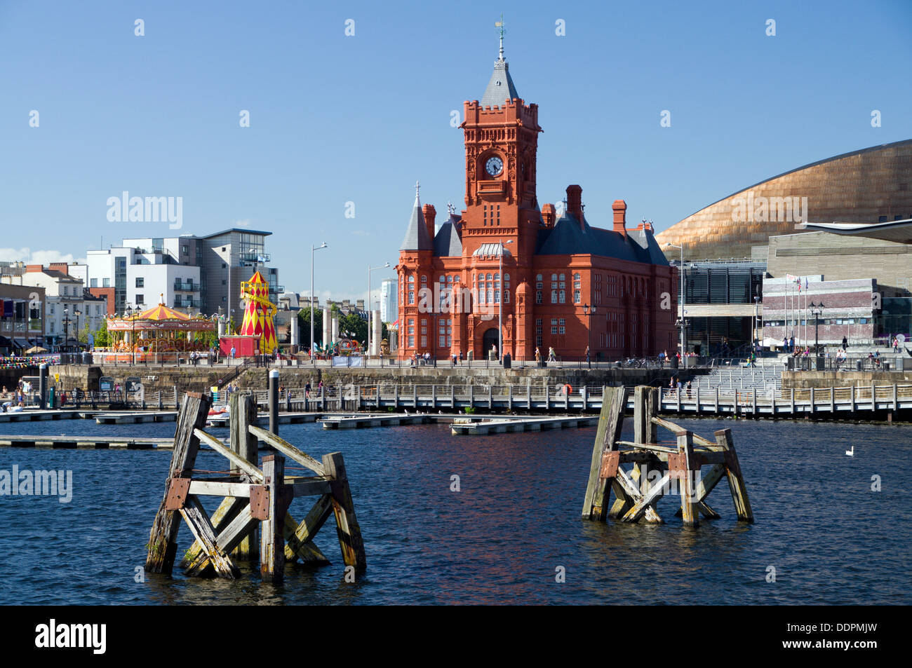 Cardiff bay blue sky hi-res stock photography and images - Alamy