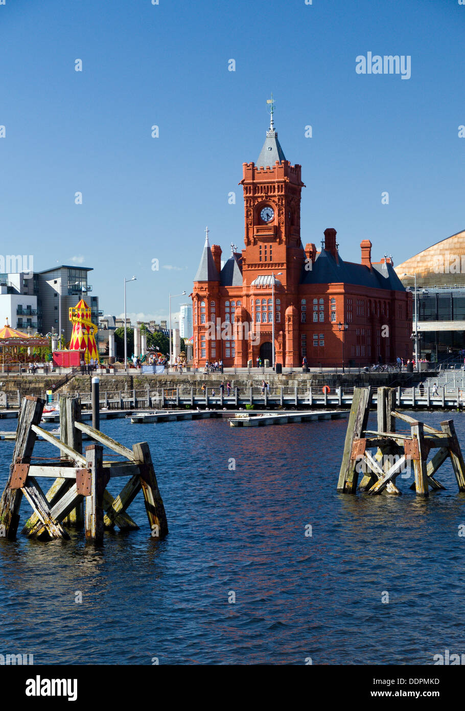 Cardiff bay blue sky hi-res stock photography and images - Alamy
