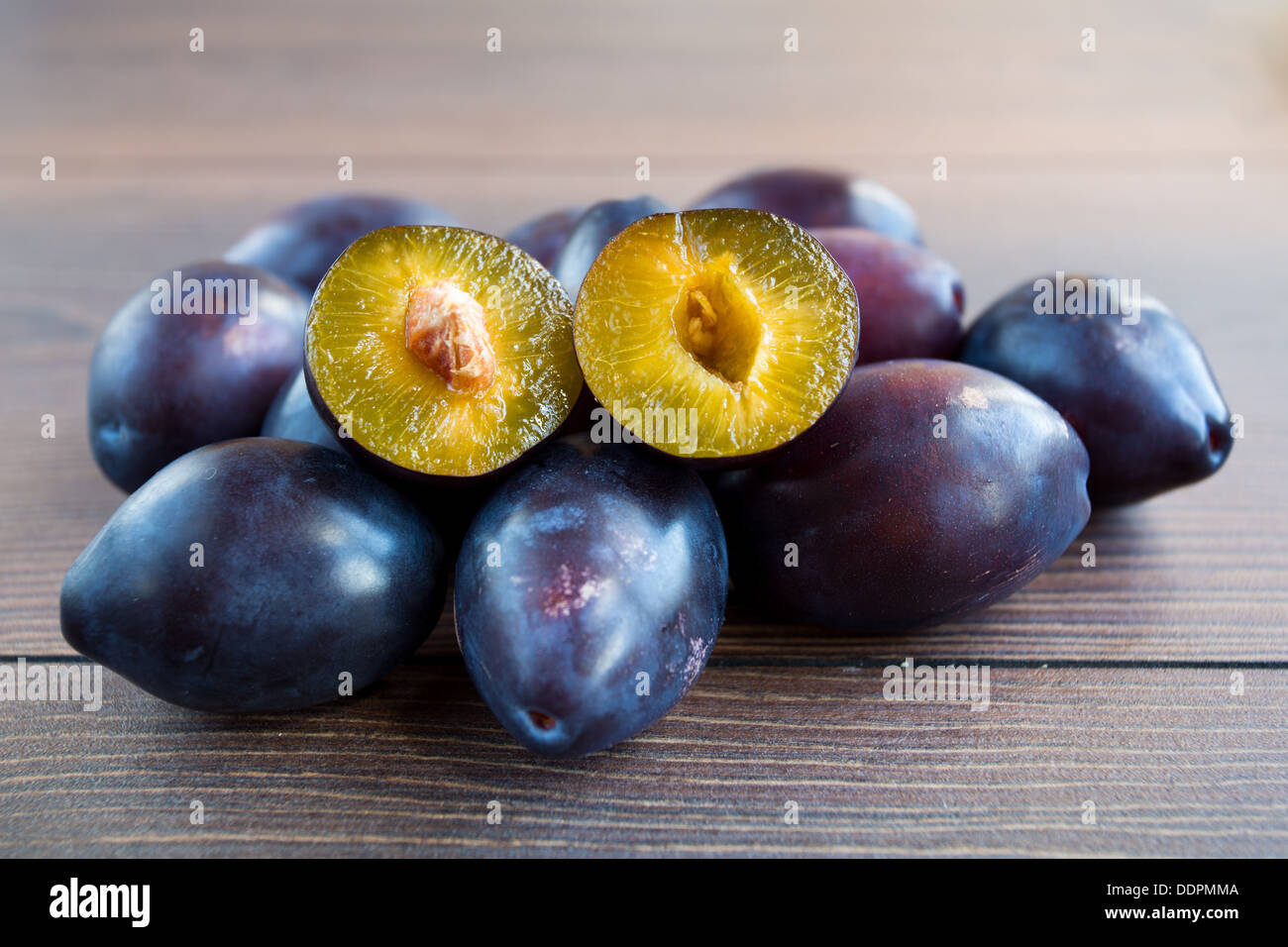 Plums on wooden board hi-res stock photography and images - Alamy