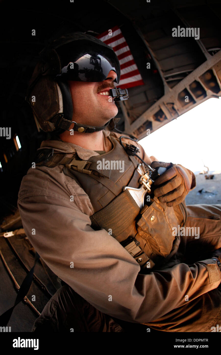 A crew chief with marine heavy helicopter squadron 462 hmh 462 hi-res ...