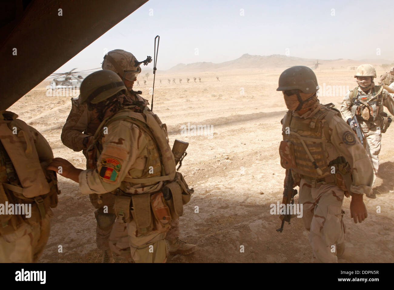 2 8 marines hi-res stock photography and images - Alamy