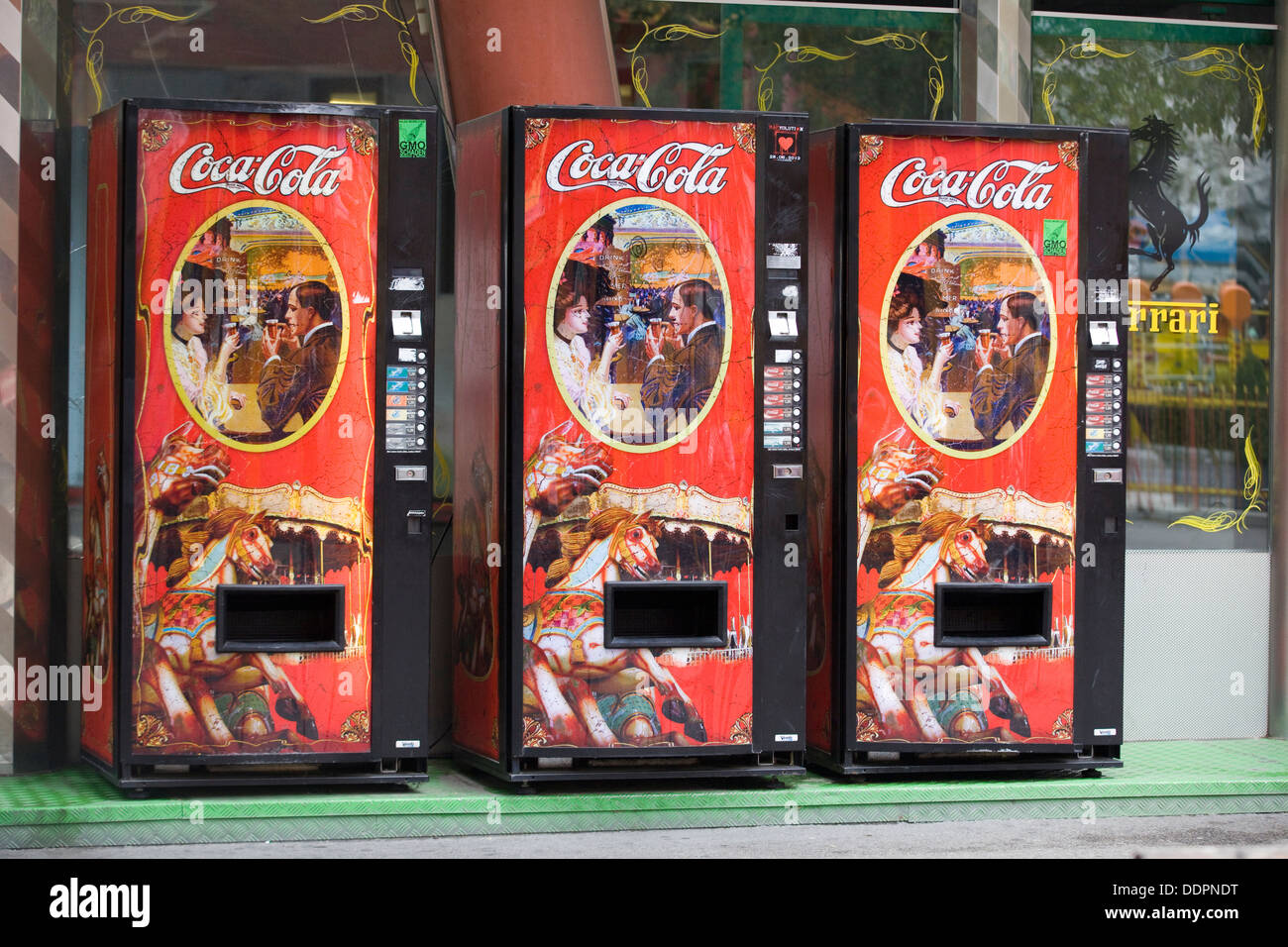 Coca cola vending machine hi-res stock photography and images - Alamy