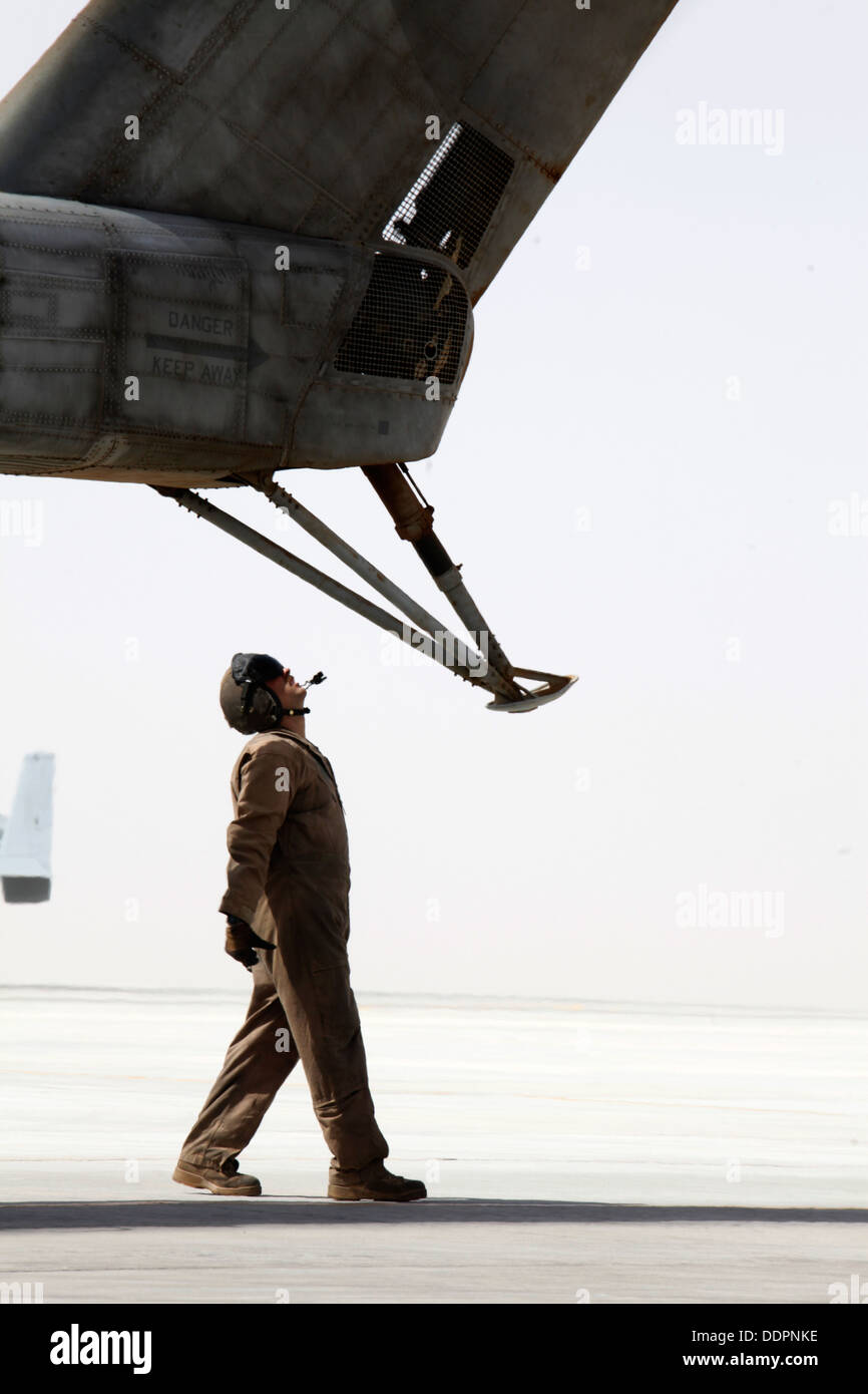 A crew chief with marine heavy helicopter squadron 462 hmh 462 hi-res ...