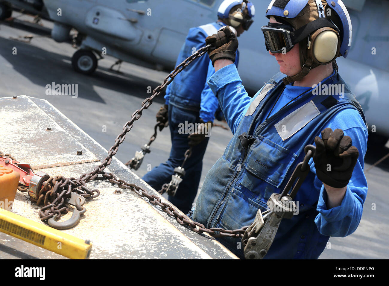 Handling chains hi-res stock photography and images - Alamy