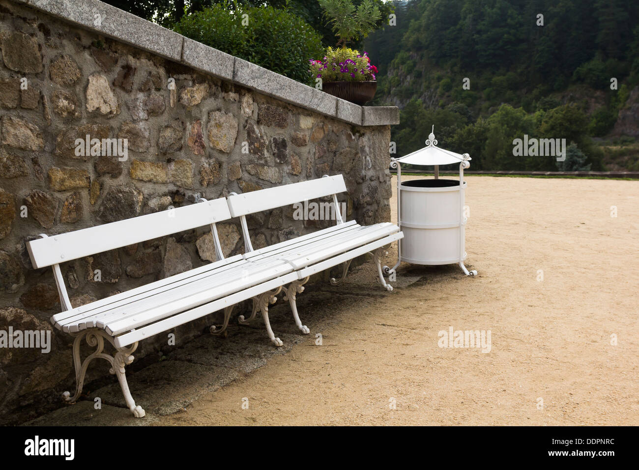 Iron street bench hi-res stock photography and images - Alamy