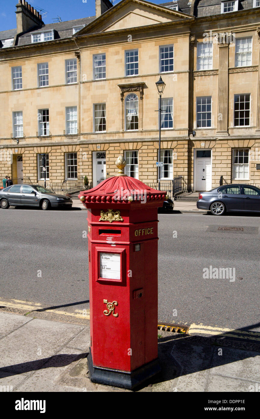 Red victorian post box hi-res stock photography and images - Alamy
