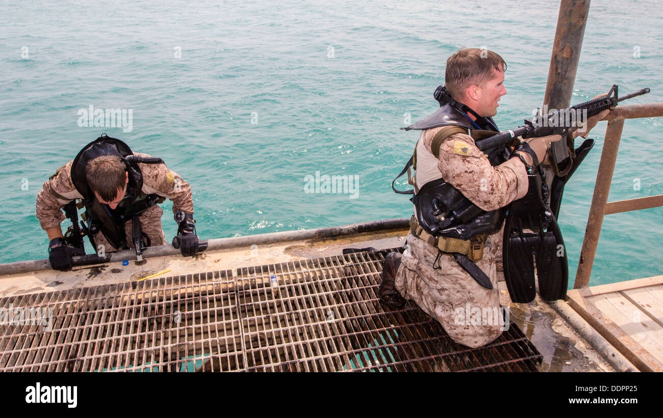 A U.S. Marine assigned to Force Reconnaissance Platoon, Maritime Raid ...