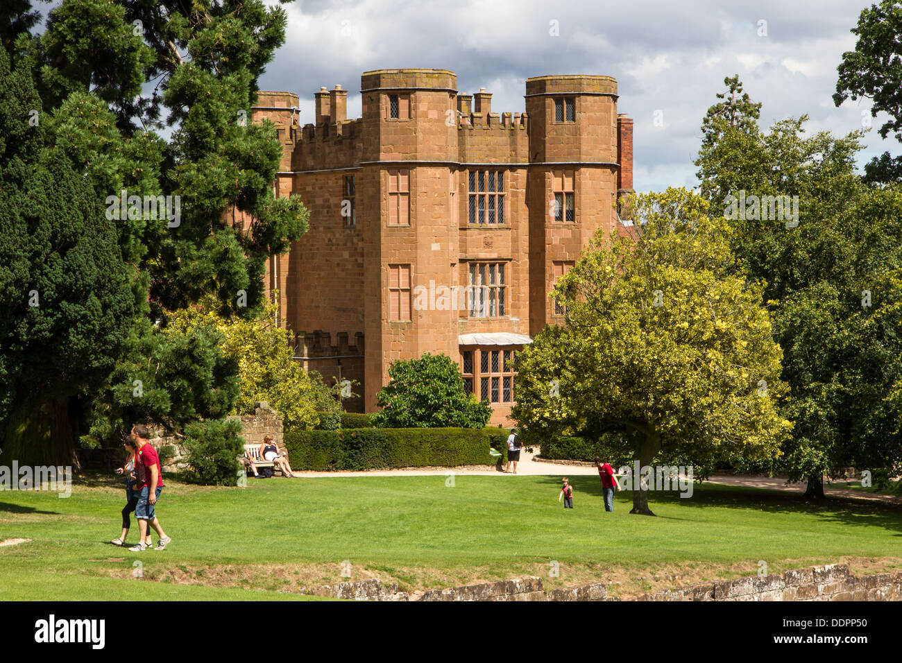 English castle gatehouse hi-res stock photography and images - Alamy