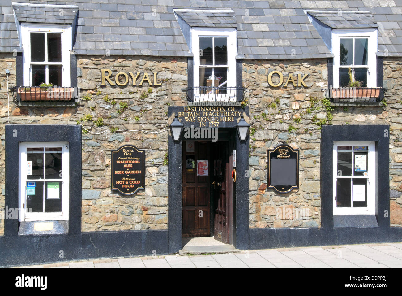 Fishguard pembrokeshire the square hi-res stock photography and images ...