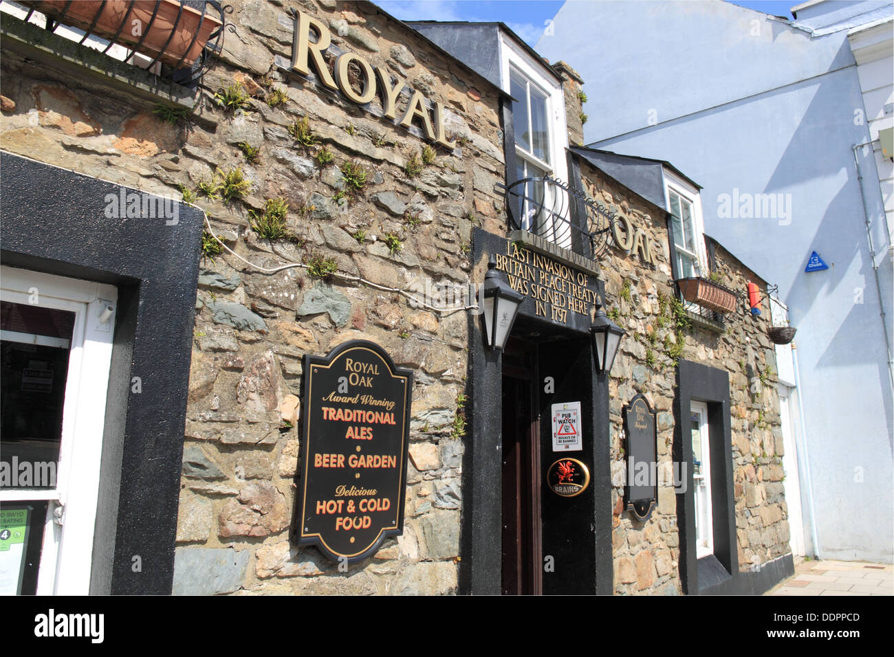 Fishguard pembrokeshire the square hi-res stock photography and images ...