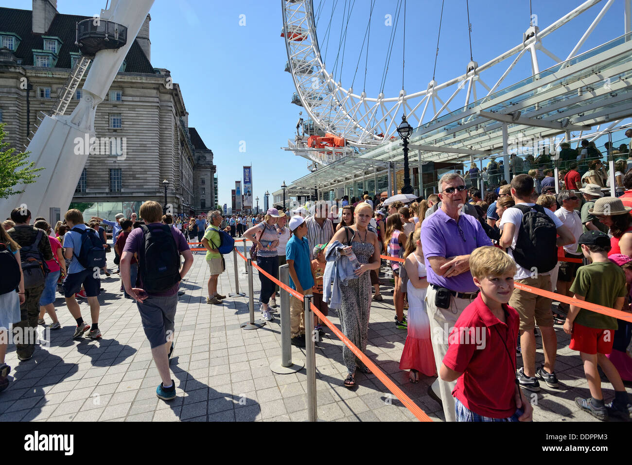 Queue on the south bank of the thames hi-res stock photography and ...