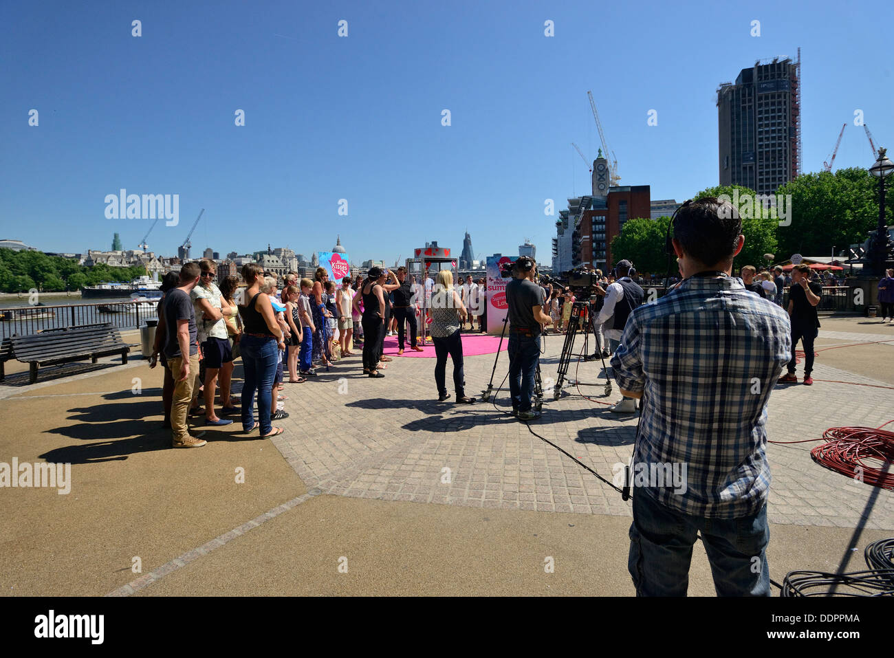 Cameras for broadcasting hi-res stock photography and images - Alamy