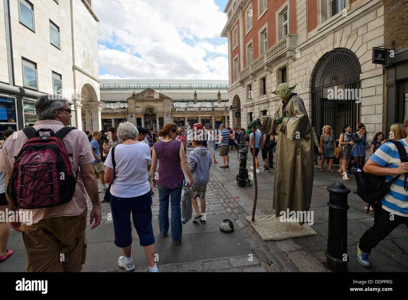 Crowd people watching street show hi-res stock photography and images ...