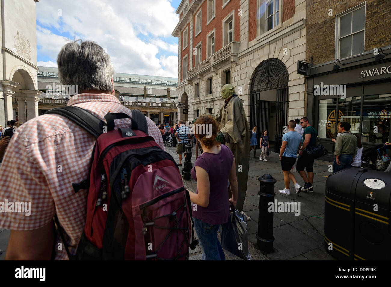 Crowd people watching street show hi-res stock photography and images ...