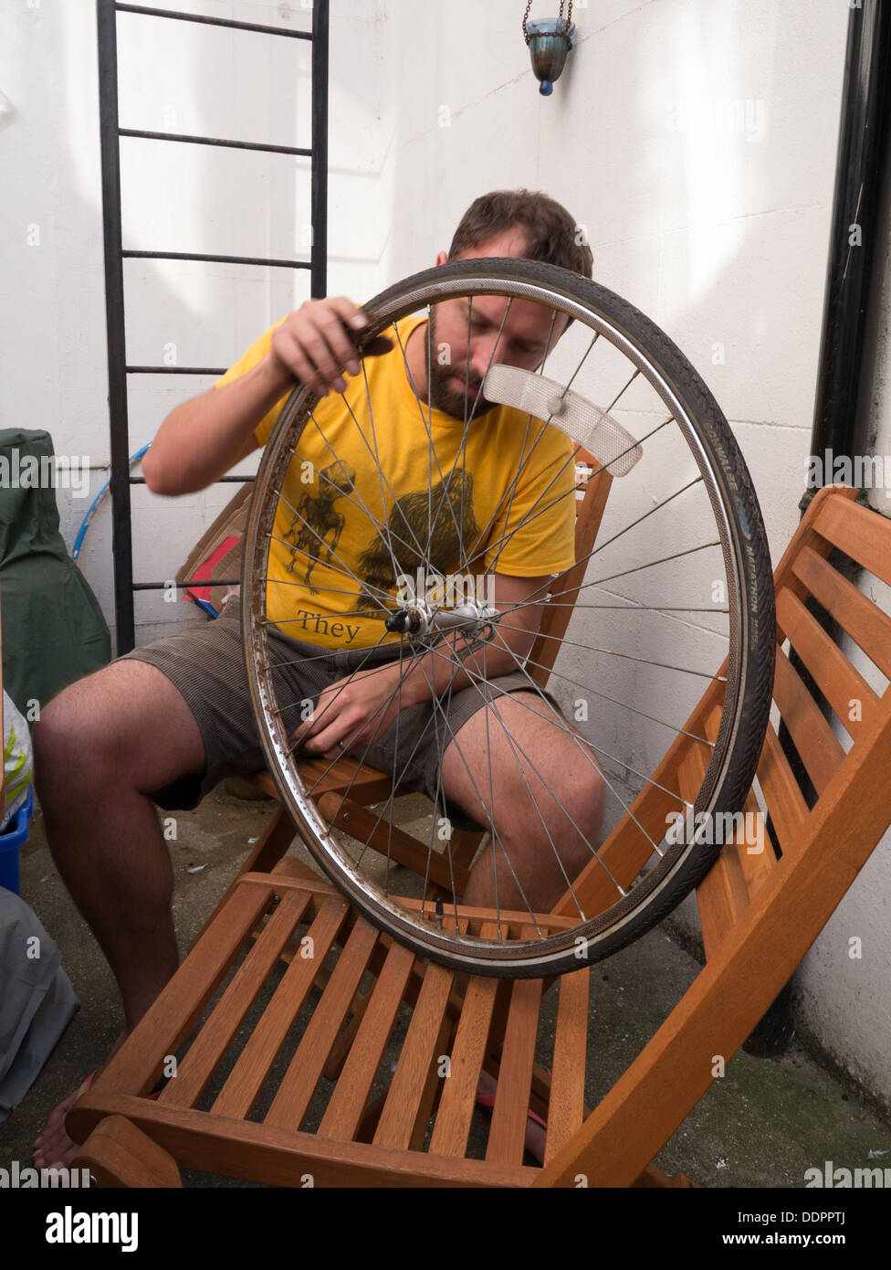 Changing tyre hi-res stock photography and images - Alamy