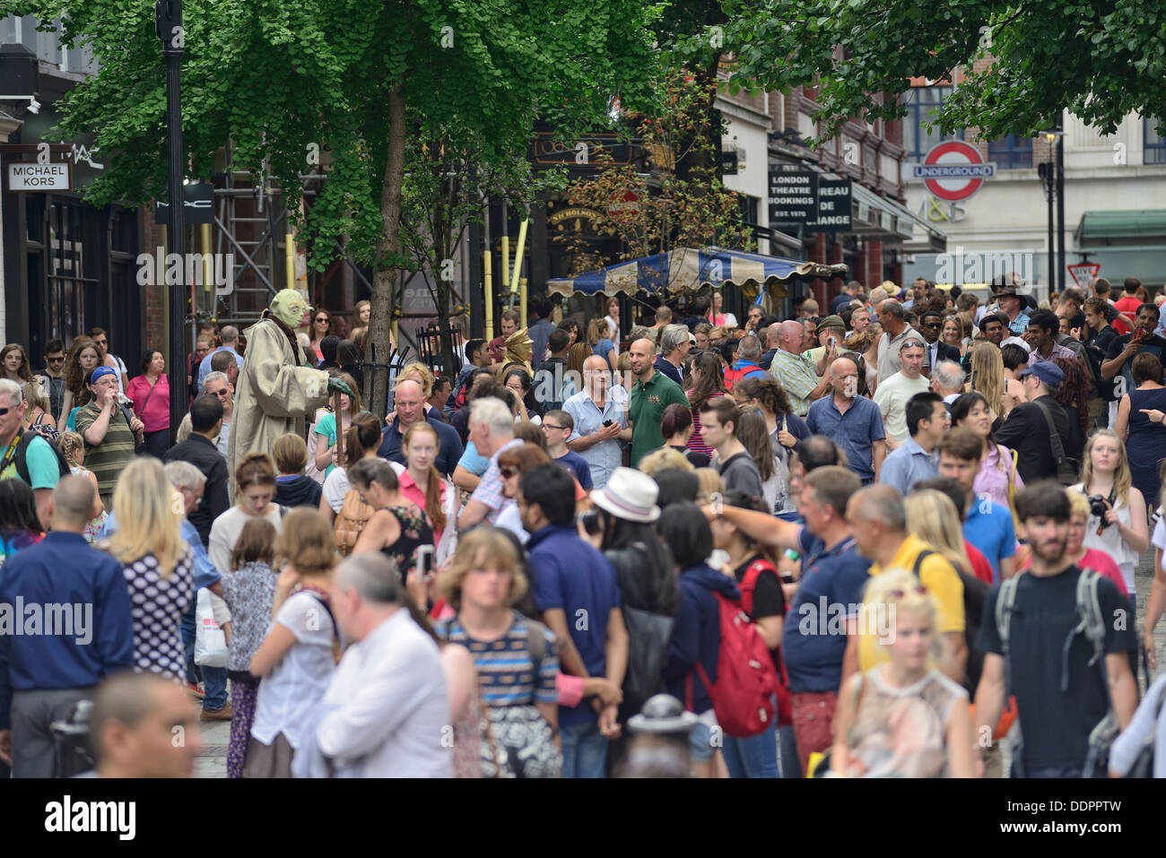 Crowded london street hi-res stock photography and images - Alamy
