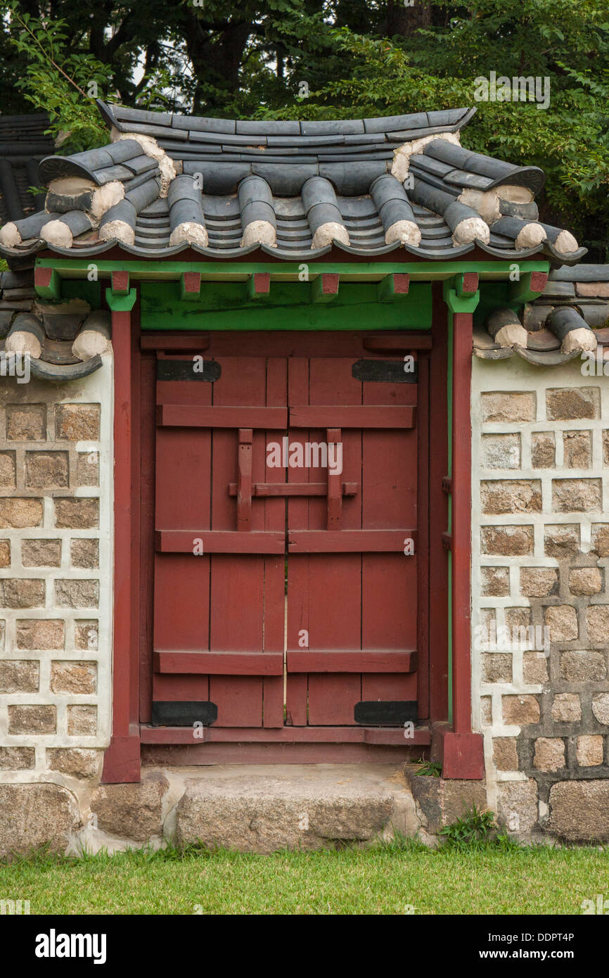 Covered gate hi-res stock photography and images - Alamy