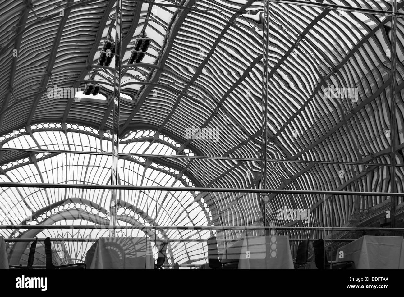 Royal opera house covent garden Black and White Stock Photos & Images ...