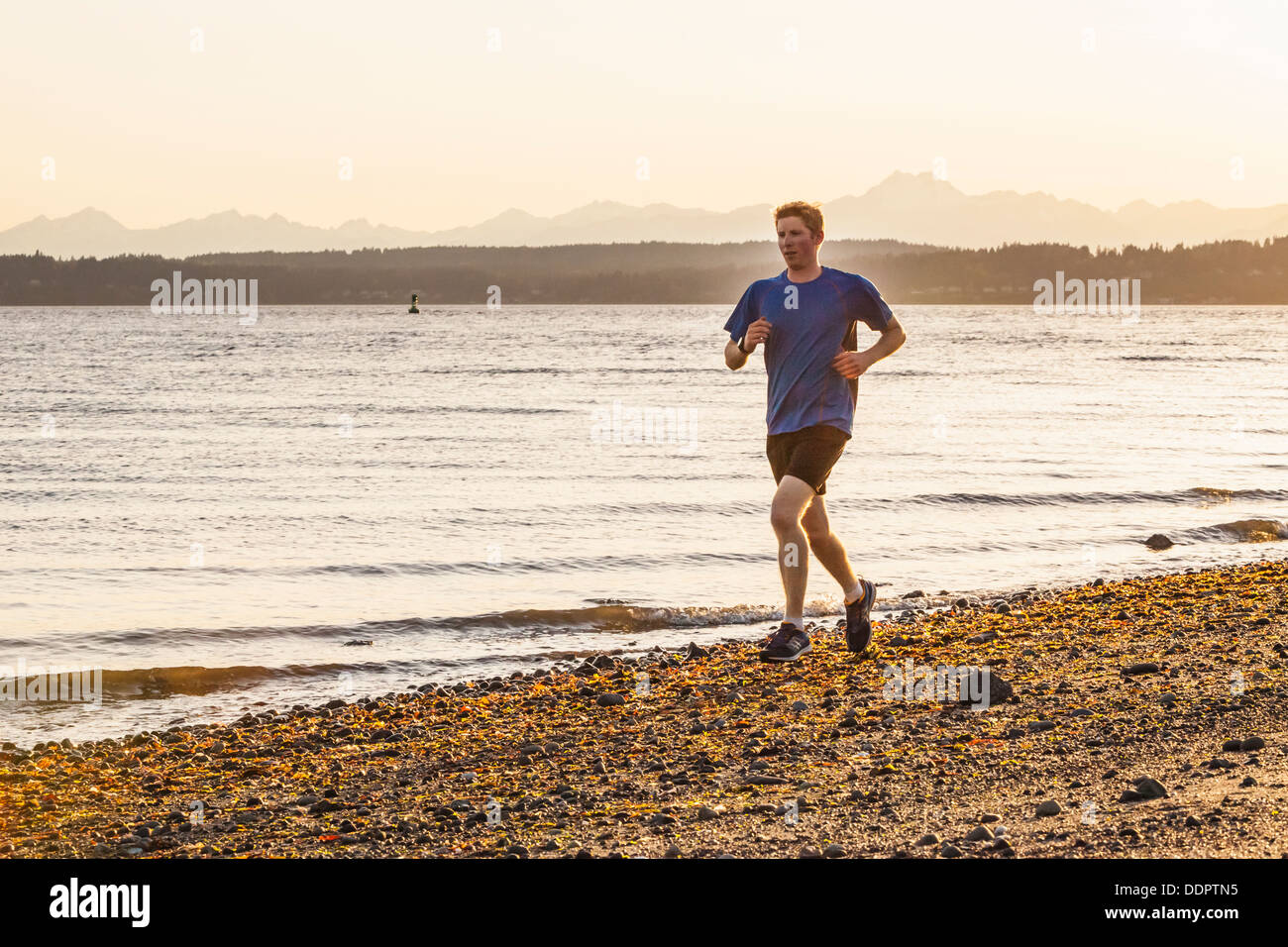 Man running mountains sunset hi-res stock photography and images - Alamy
