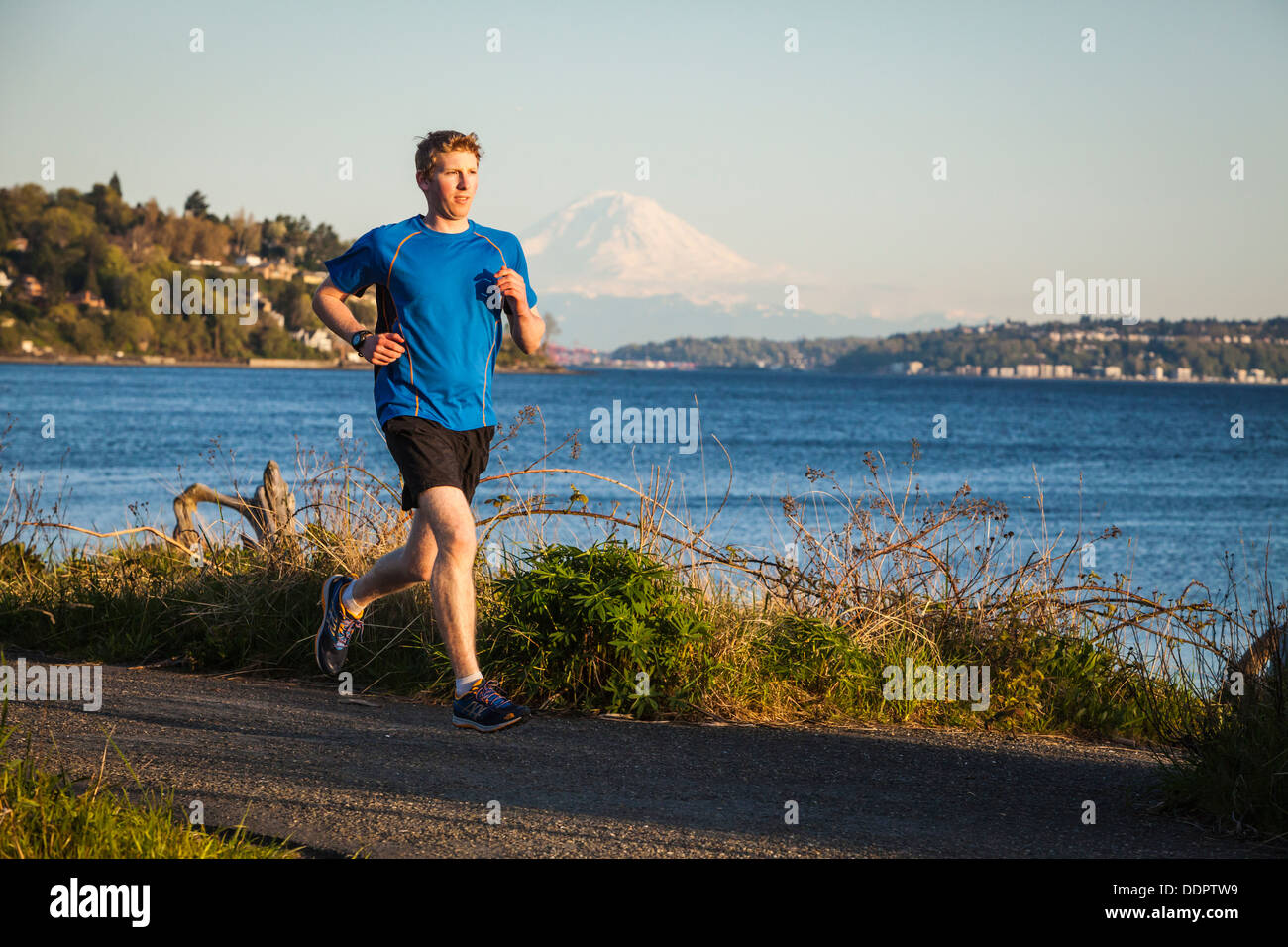 People jogging along scenic park hi-res stock photography and images ...