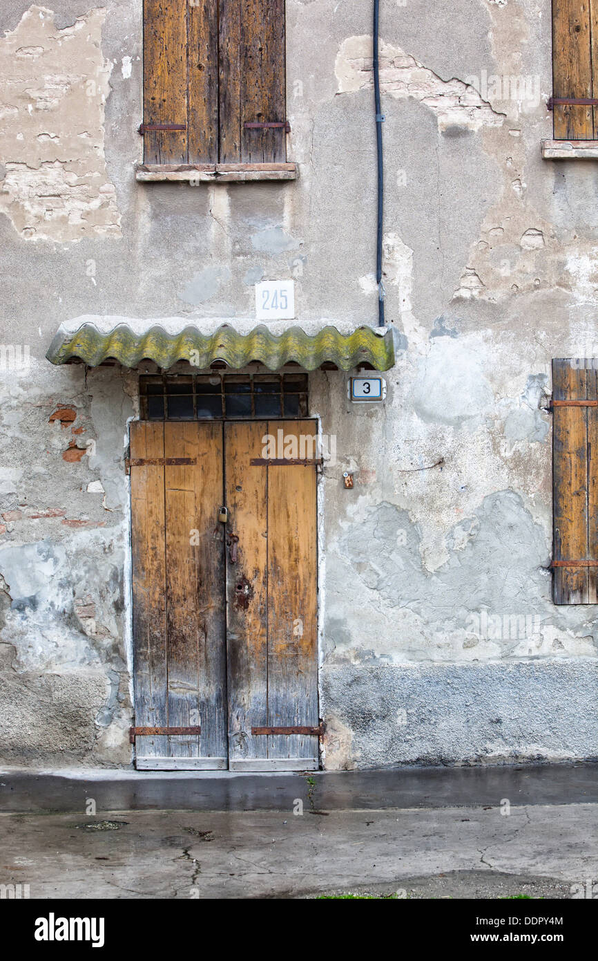 Crumbling stucco hi-res stock photography and images - Alamy