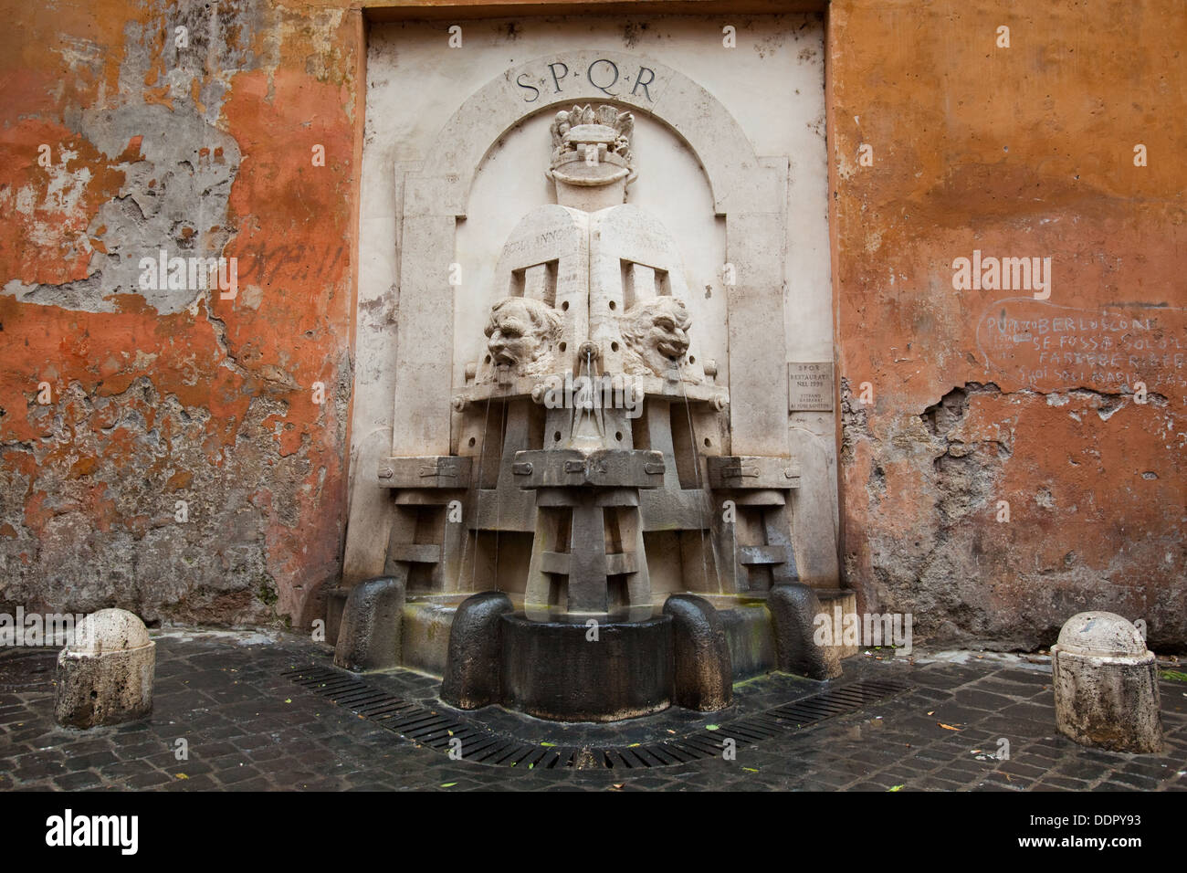 Gargoyle colored hi-res stock photography and images - Alamy
