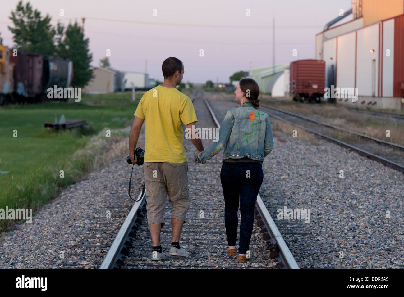 Couple walking on railroad tracks hi-res stock photography and images ...
