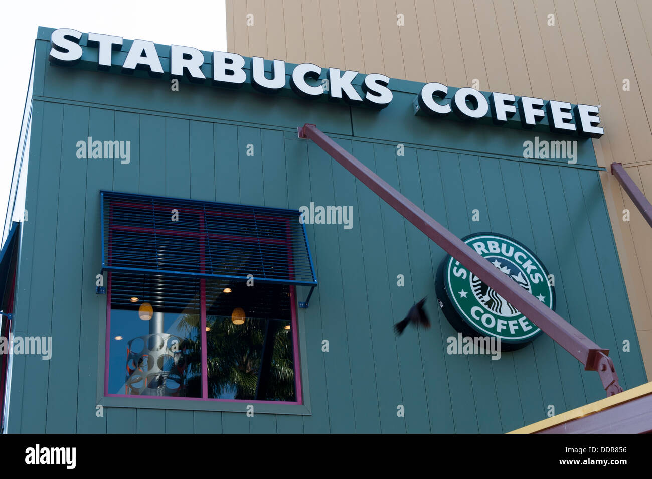 Starbucks building exterior hi-res stock photography and images - Alamy