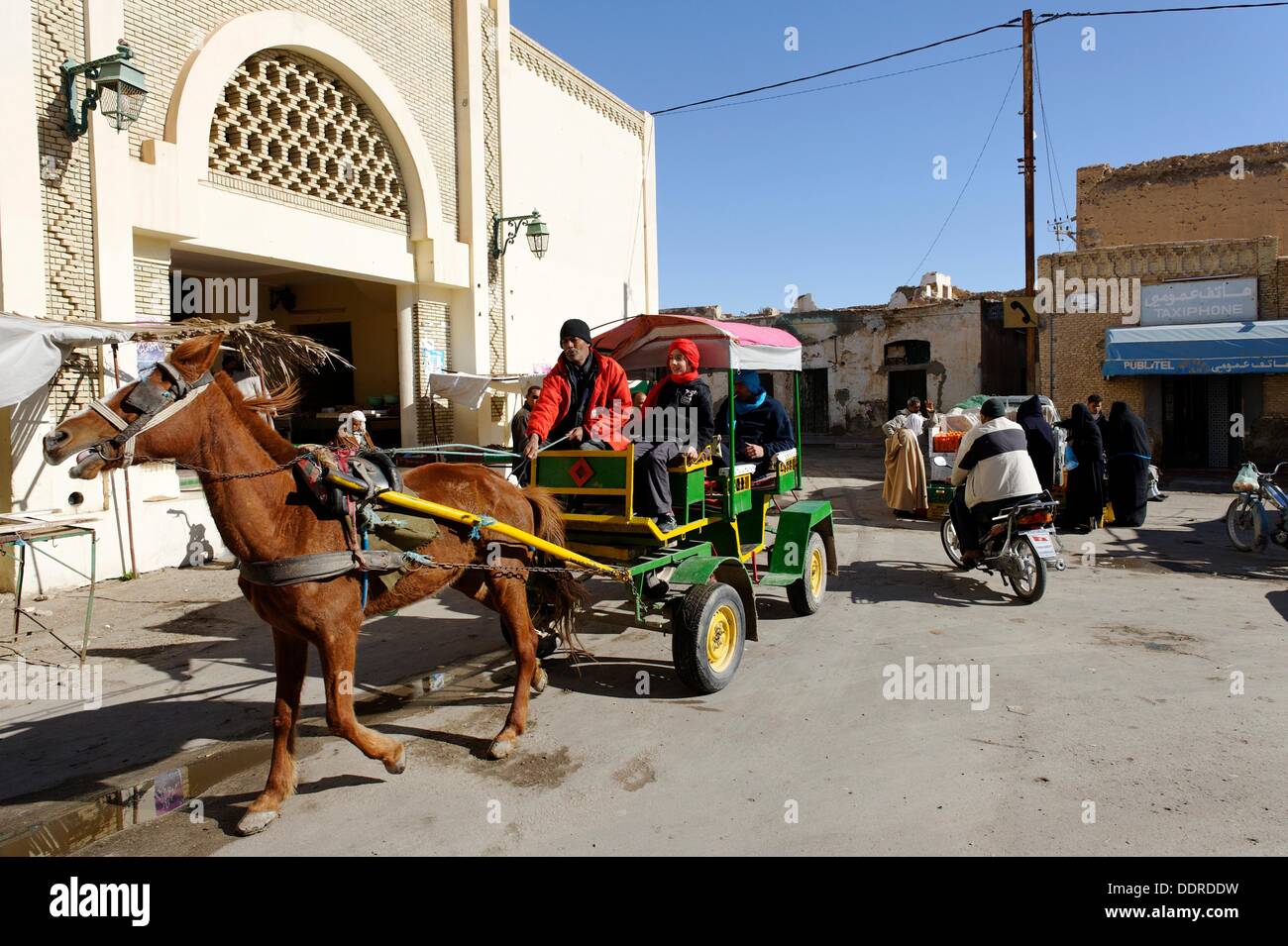 Tozeur market hi-res stock photography and images - Alamy